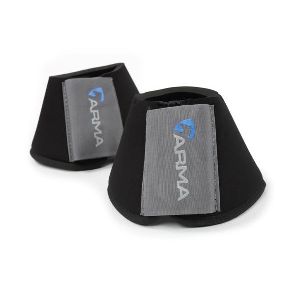 素材: ネオプレン。素材テクノロジー: 耐久性及び柔軟性、軽量、衝撃を吸収。デザイン: ロゴ入り。摩擦防止。しっかりとフィット。軽い交突傷や擦れ防止に。丸みのあるロールエッジ。留め具: 面ファスナー。サイズ目安(馬の体高):スモールポニー-...