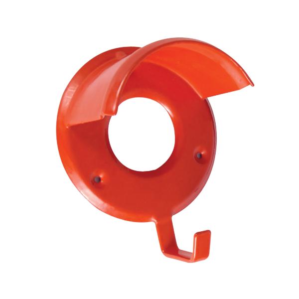 レザーがよじれにくいように特別にデザインされたモデル。縁が高くなっているので、移動用のトレイラーで使用する場合もブライドルが滑りおちません。コート加工されたプレススチール素材。サイズ:縦14cm/横11cm/突起部分7cm。