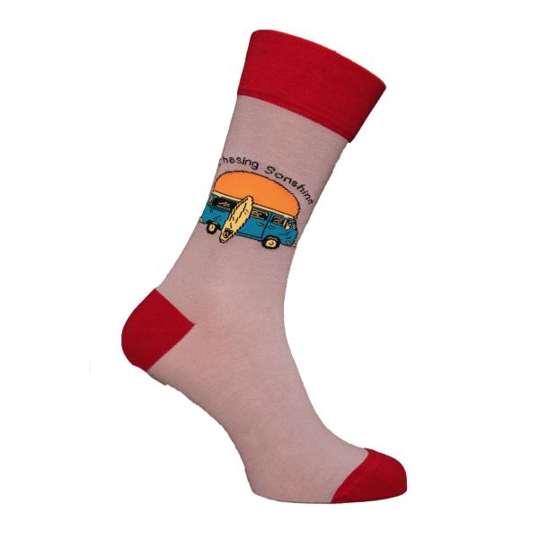 イギリスサイズ(日本サイズ 目安cm): 6UK-11UK(25-29cm)。素材: 80%コットン、18%ポリアミド、 2%エラステーン。ストレッチ素材。デザイン: キャンピングカー、テキスト、コントラストカラーの踵/カフ。快適な履き口、...