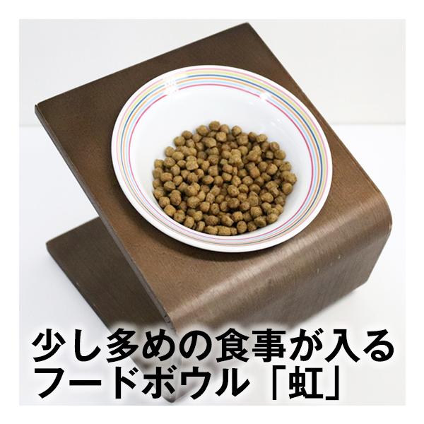 （ 犬用 猫用 食餌入れ 水飲み 電子レンジ 食洗機 磁器 白磁 ）傾斜のある食器台そして、オシャレな優しい高さの食器台で使える少し多めの食事が入る小型犬用フードボウルです。エッグフードボウルに比べて、縁に高さがあるので愛犬が食べるときフー...
