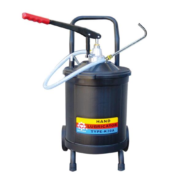手動式ポンプで作業場所を選ばずにオイルの給油が可能。<br>大型キャスターで移動も楽々。 使用可能オイル粘度:<br> SAE 0〜100番<br>適応油種:エンジンオイル<br> ギアオイル...