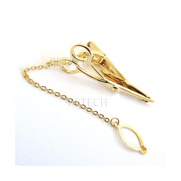 ハサミのかたちをしたネクタイピンです。インパクトがありプレセントにもオススメです。クリップ型のネクタイピンで挟めるタイプなので「上着の襟や胸ポケットに」「髪に付けたり」と、アイディア次第で使い方は色々。【製造】韓国※申し訳ございませんが、プ...