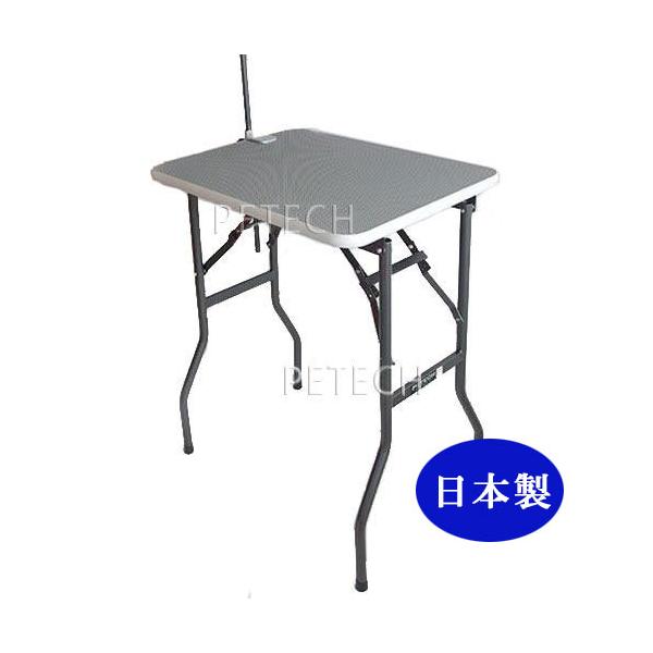 日本製のペット用トリミングテーブルになります。テーブルはグレーのピラマット張り、エッジはアイボリー、脚はガンメタとなります。天板が、600ミリ×450ミリで高さが775ミリのスタンダードなモデルとなります。