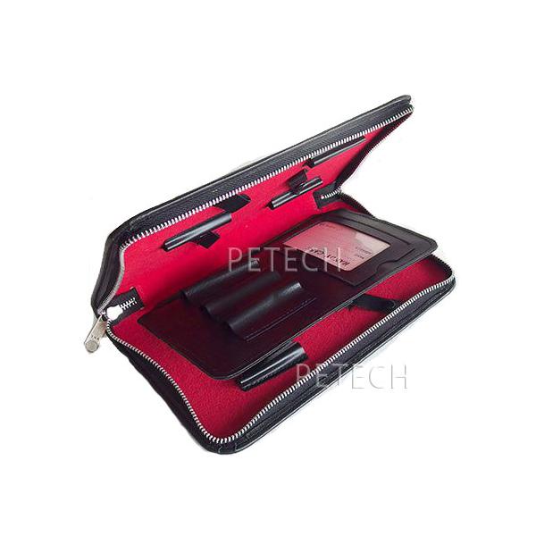 合皮シザーケース(国産品)です。内側の素材はフェルト生地となります。大切なシザーの保管・持運びにご使用ください。国産品 サイズ 245×145×35　ハサミ6丁　コーム3本 材質 合皮 メーカー (株)サンケイ