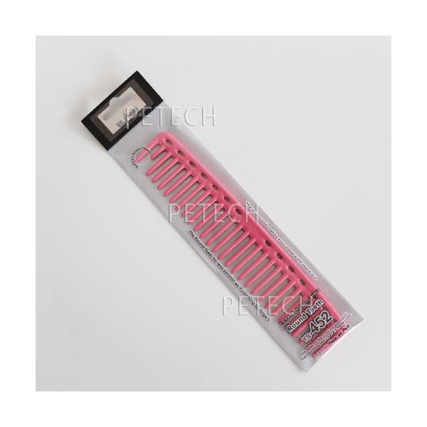 ◆メール便対応商品。製品の特長○コームの背が長く、厚く歯が長いので、握りやすくコーミングをしやすい。○荒歯なのでロングヘアーや、カールしている髪に最適。○大きいサイズのコームはステージでの作業に映えます○スーパープラスティック使用