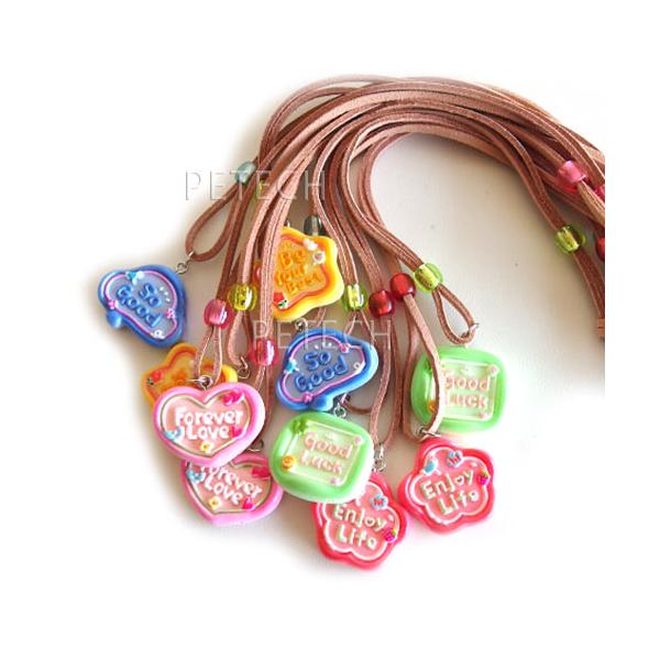 ◆メール便対応商品。【オシャレなペット用ネックレス　メッセージ柄　10ヶ入り！】Enjoy Life、Forever Love、Good Luck、Be Your Best、So Goodの5種類のメッセージが入っています。毎日の気分によっ...