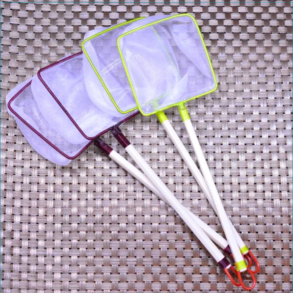 ベタ用にヒレをひっかけにくい、タックのないネットです。コレクションケースMで使用できる小さめサイズです。立体的に作られていますが網部分は柔らかい、水を通す素材です。サイズ：網部分7cm×7cm /長さ約24cm色：指定できません。手作り生産...