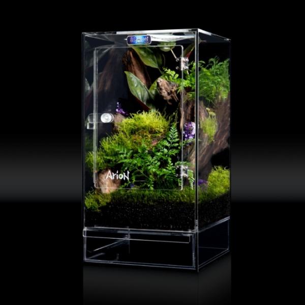 【発売日：2020年10月18日】サイズ　W 200mm × H 380mm × D 200mm重量　2.5kg素材　5mm Acrylic Board詳細情報 ・アリオンジャパン独自排水構造・下部排水トレー・配管加工不要・植物の根腐れ防止...