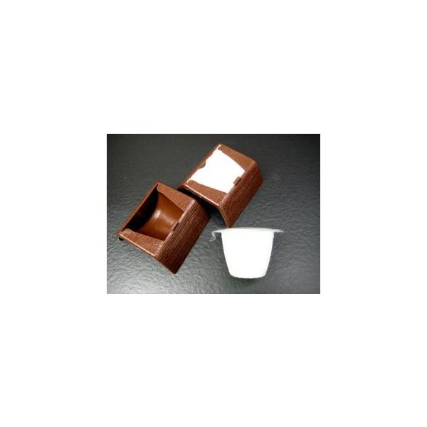 【発売日：2022年01月20日】１６ｇのゼリーを【ゼリースプリッター】や【ゼリーチョッパー】で半分（８ｇ）にカットしたゼリーをはめるエサ台。ケース内に入れてあげることにより、「エサ台」「すみか」「転倒防止」と、１つで３役をこなす優れもので...