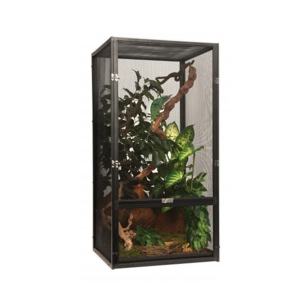 樹上環境を再現!メンテナンスに便利な底トレイ式!●通気を最大限確保する5面メッシュで樹上性爬虫類の飼育に最適。●カメレオンを飼育する際に十分な高さを確保●大型扉と底トレイ標準装備による高いメンテナンス性●生体の脱走を防ぐ2か所のロック●コン...