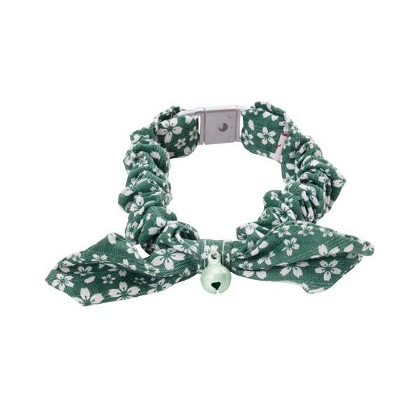 和柄のおしゃれなネコちゃん専用シュシュ。力が加わると外れるバックルを使用。反射鈴付。■対象ペット種：全猫種■原産国：中華人民共和国■材質：コットン■商品サイズ：約幅35x高さ230x奥行10(mm)■首回り：17〜24ｃｍJAN:49035...