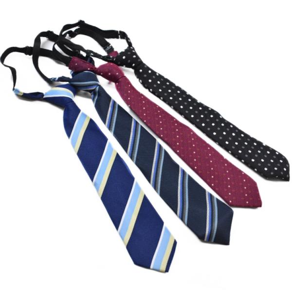 商品説明 キッズ　ジュニア ネクタイ 男の子卒入園・卒業式や入学式や結婚式やパーティーなどのフォーマルの装いに♪アジャスターでピッタリ装着できるフリーサイズです。色:ブラック（黒）×白ドット・ボルドー×ドットネイビー（紺）×レジメンタル・ブ...