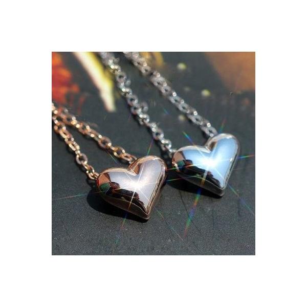 丸みをおびたハートが首もとでコロンと輝き可愛らしさ、女性らしさを引き立てます。普段使いはもちろんの事どんな時でも常に身に着けていたくなるネックレスです。可愛さがありながら上品さを秘めた魅惑的なデザインなのでどんな年齢層にもおすすめの商品にな...