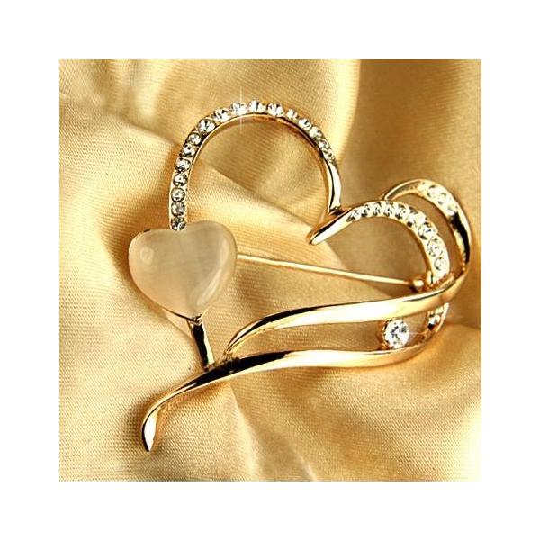 【発売日：2026年03月09日】おしゃれしたハートでHAPPYな気分♪オープンハートにキャッツアイストーンがついたゴージャスなブローチです♪思わず視線をくぎ付けにするきらめきとラブリーさは注目の的☆ピンの部分もしっかり止まるタイプなので落...