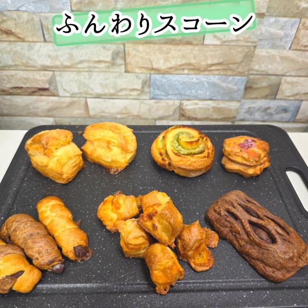◇ふんわりスコーン◇北海道産小麦の小麦粉によつ葉バター、太陽卵、きび砂糖を使用してサクふわ食感のスコーンに仕上げました、桜やチョコパイ風など全7種類から選べるスコーンです♪〜メニュー〜(1)・プレーン(2)・チョコロール(3)・さくらクリー...
