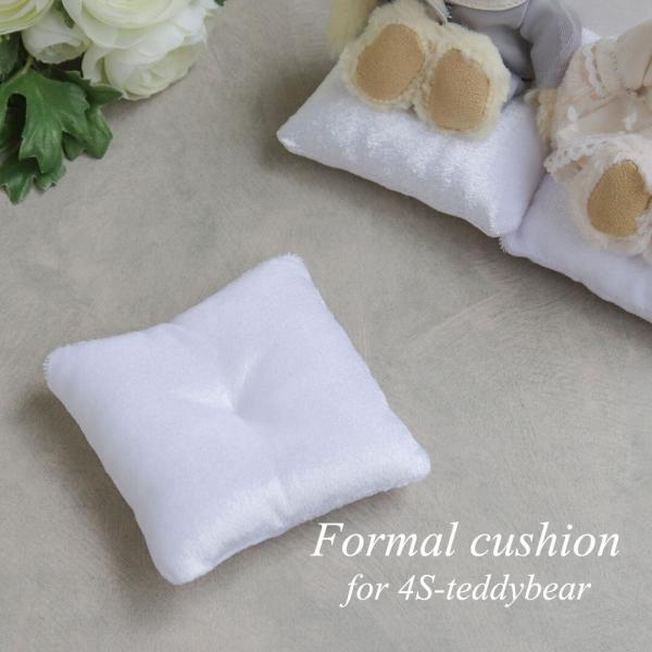 高級感のあるフォーマルなクッション。安定して座らせることができ、足裏のプリントがきれいに見えます。大切なテディベアの特等席に！プティルウ12cmマスコットに対応しています。・身長12cm（プティルウ4Sサイズ）のマスコット用ファニチャー・【...