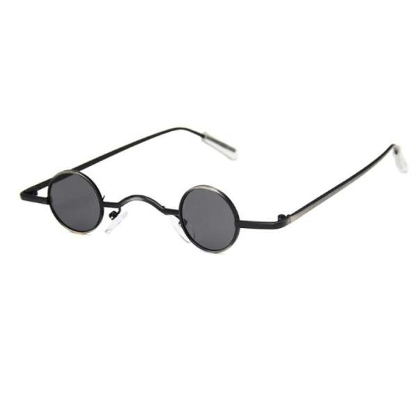 フランスのユニークなメガネブランド「トラクション」で人気のの小さな丸眼鏡「Moati」をインスパイアした小さな丸型レンズサングラスMoatiのレンズが32mm対し、このサングラスは更に小さい22mm極限の小ささなので、レンズ脇から光が差し込...