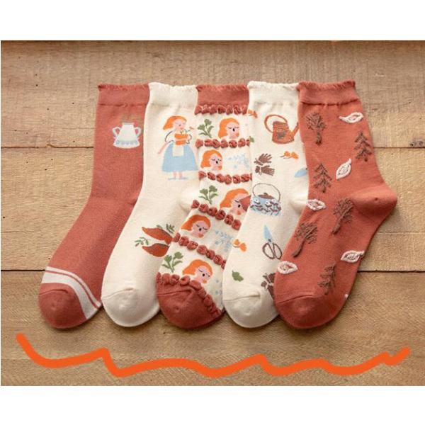 ガーデニングをする女の子の物語を柄にしたソックス。絵本みたいな世界観にほっこりします。春から秋まで履けるやや薄手の生地感です。※個包装ではありません。※試着後の返品はできません。・裏地　なし・透け感　なし・伸縮性　あり・厚み　やや薄手☆サイ...