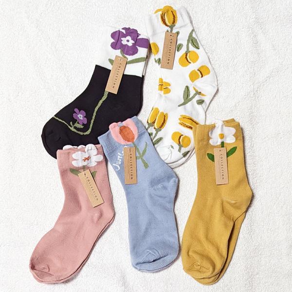 メルヘンフラワーの靴下。可愛いお花が足もとに咲くソックス。春夏の装いに合うきれいな色合いです。伸縮性が良いフリーサイズ。※個包装ではありません。※試着後の返品はできません。※つま先に糸が出ている場合がありますが、不良ではありません。・裏地　...