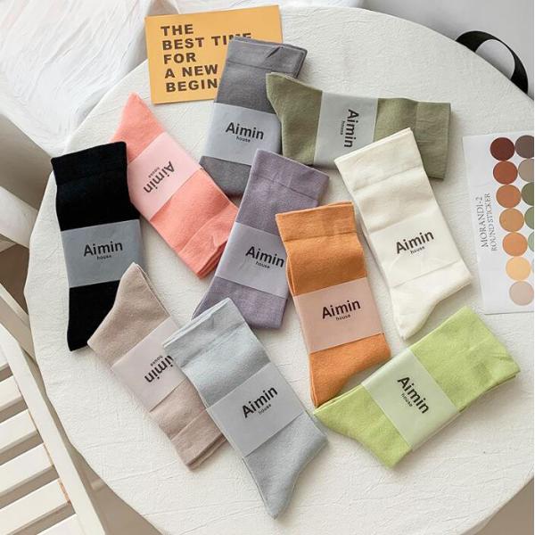 きれいなニュアンスカラーの無地ソックス。全色揃えたくなるプチプラ。コーデに色合わせしたり、差し色にも。伸縮性が良いフリーサイズ。※個包装ではありません。※試着後の返品はできません。※ラベル（ロゴ等）が画像と違う場合があります。・裏地　なし・...