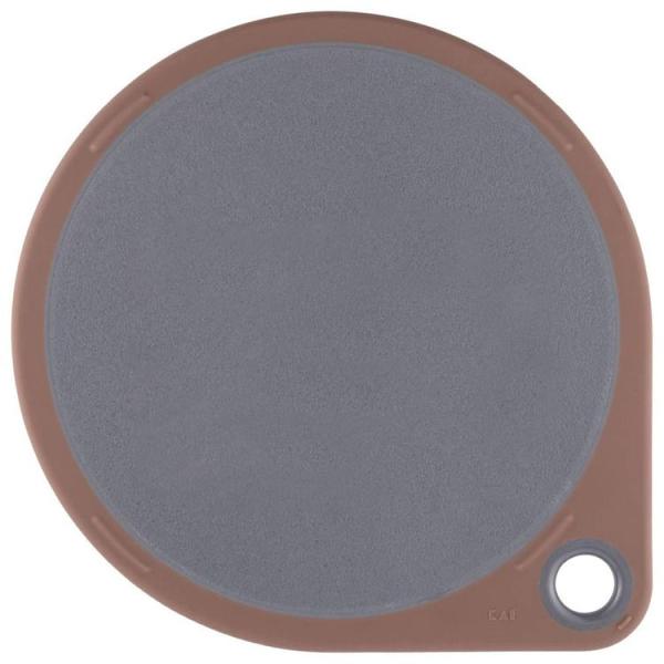 奥行きたっぷり、ひろく使えるまるいまな板。ひろい作業スペースが魅力の円形状のまな板。複数の食材の下ごしらえも、まな板上で行うことができ、洗い物も軽減できます。裏表で違うタイプの表面加工を施すことで食材の使い分けの目印になります。●商品サイズ...