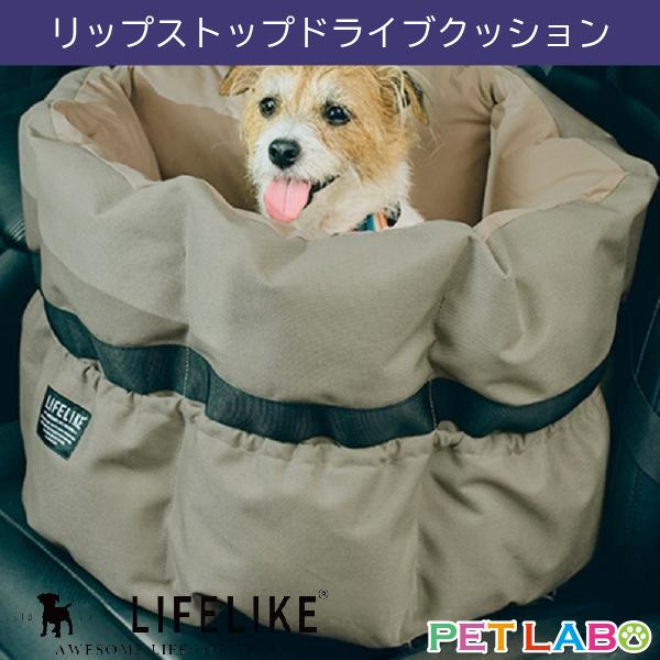 フカフカの中綿がたっぷり入った、車のシートに固定できるドライブクッションベッドです。高さを十分にとってあるので、急ブレーキなどでワンちゃんが飛び出す心配もありません。上部のストラップをヘッドレストに、サイドのストラップをシートバックに通して...