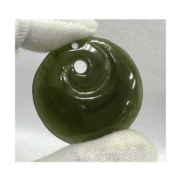 ネフライト　カナディアンジェード　KORU うずまきマオリ族の御守りニュージーランド先住民族のマオリ族はグリーンストーン（ネフライト）を「ポウナム」と呼び、神秘的な力を持つ神聖な石として古くは儀式に用い、武器の一部に使用していたようです。 ...