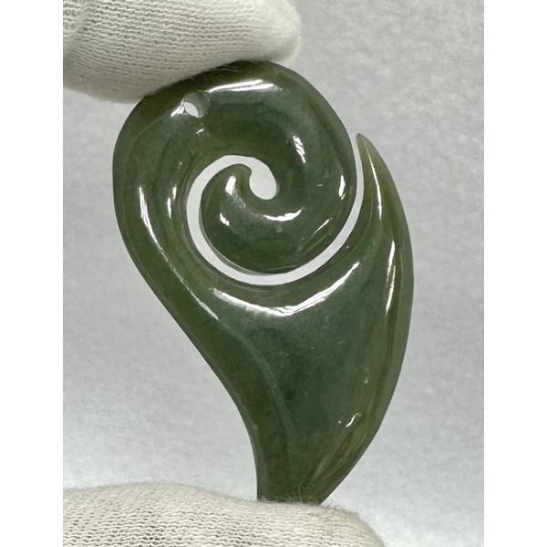 ネフライト　カナディアンジェード　KORU うずまきマオリ族の御守りニュージーランド先住民族のマオリ族はグリーンストーン（ネフライト）を「ポウナム」と呼び、神秘的な力を持つ神聖な石として古くは儀式に用い、武器の一部に使用していたようです。 ...