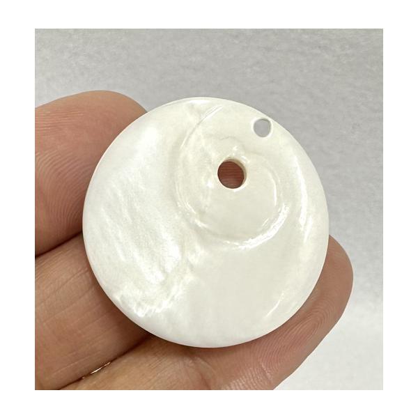 マザーオブパール パールシェル KORU うずまきニュージーランド先住民族のマオリ族はグリーンストーン（ネフライト）を「ポウナム」と呼び、神秘的な力を持つ神聖な石として古くは儀式に用い、武器の一部に使用していたようです。 また、繁栄・平和・...