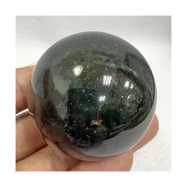ブラッドストーンの丸玉です♪和名は血石といわれ、緑地に赤の斑点模様があることが名前の由来です。日本式ではアクアマリンやサンゴと共に３月の誕生石にもなっています。いしことばは困難を乗り越える力、勇気や生命力を与えてくれるなどといわれています＊...