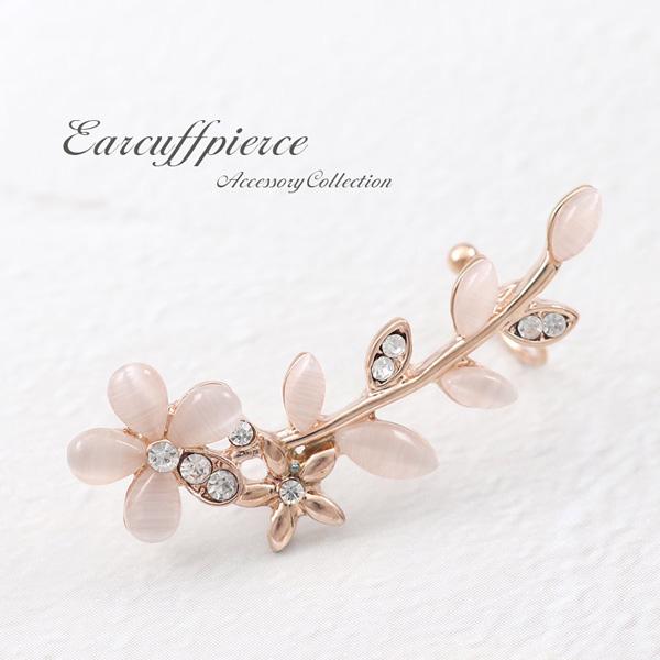 淡いピンクのフラワーが上品なイヤーカフピアスです♪キラキラと輝くクリスタルがアクセントとなり、華やかにしてくれます。サイズ ・大きさ（全体）：約44mm×約16mm素材 ・合金（ゴールド鍍金）・プレシオサ社クリスタル・キャッツアイ（シンセテ...
