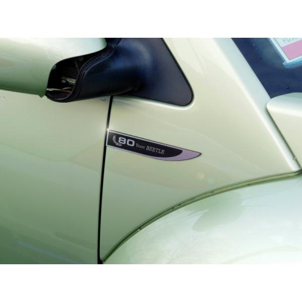 VW NewBeetle フォルクスワーゲン ニュービートルサイドエンブレム (80th anniversary) 2pcs特殊樹脂製のヘアライン商品です。裏面の両面テープを使い、簡単に取付頂けます。ドアミラー下に取り付けるニュービートル専...