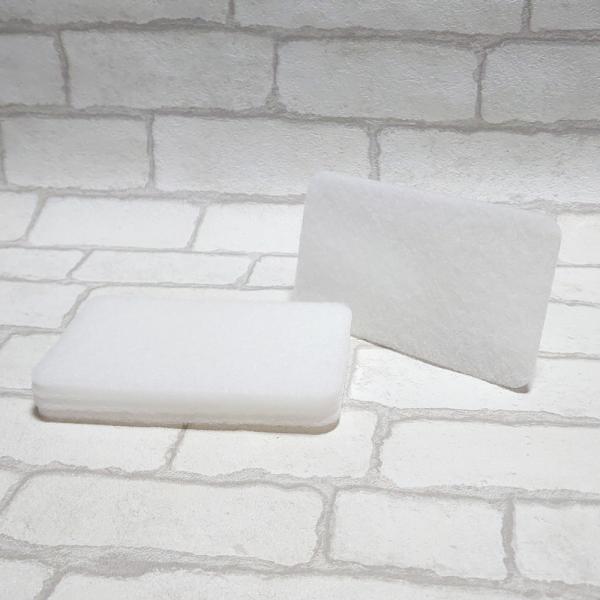 ステンレスシンク、人工大理石、陶器、便器など頑固な汚れを取り除く不織布パッド素材を傷つけない厚手の不織布不織布：ポリエステル100%サイズ：135×80×3mm※お掃除用洗剤や研磨剤、コンパウンドと併用してください。