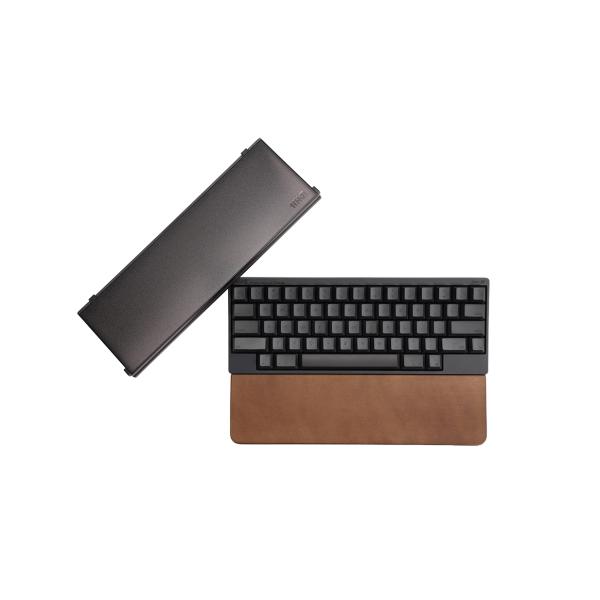 新年度のスタートをワクワクで迎えよう。HHKBのポテンシャルを最大限に引き出す人気のオプションセットモデル。よりタイピングを快適にするパームレストや、ほこりや汚れから本体を保護するキーボードルーフを活用することで、数値では表せない「HHKB...