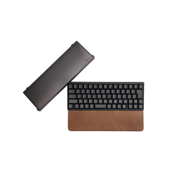 新年度のスタートをワクワクで迎えよう。HHKBのポテンシャルを最大限に引き出す人気のオプションセットモデル。よりタイピングを快適にするパームレストや、ほこりや汚れから本体を保護するキーボードルーフを活用することで、数値では表せない「HHKB...