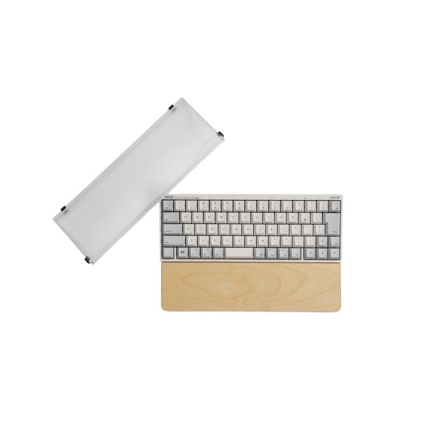 新年度のスタートをワクワクで迎えよう。HHKBのポテンシャルを最大限に引き出す人気のオプションセットモデル。よりタイピングを快適にするパームレストや、ほこりや汚れから本体を保護するキーボードルーフを活用することで、数値では表せない「HHKB...