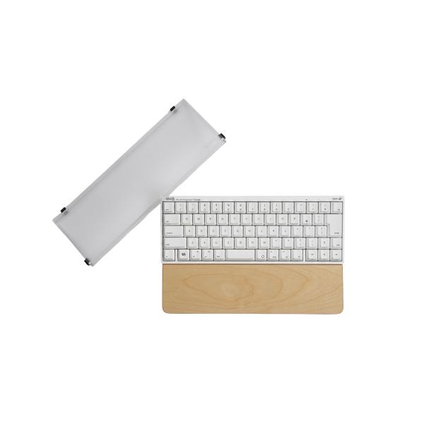 新年度のスタートをワクワクで迎えよう。HHKBのポテンシャルを最大限に引き出す人気のオプションセットモデル。よりタイピングを快適にするパームレストや、ほこりや汚れから本体を保護するキーボードルーフを活用することで、数値では表せない「HHKB...