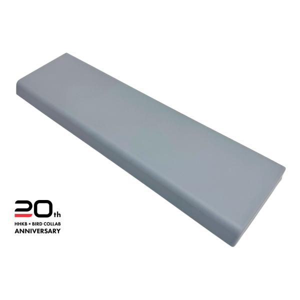 HHKB本体と一体感を実現する絶妙な厚みと傾斜角度の専用設計。滑らかで心地よい手触りのため、柔らかなシリコン素材が衝撃を吸収し手首を優しく支え、負担を軽減します。HHKB Professionalシリーズ専用（バード電子製）