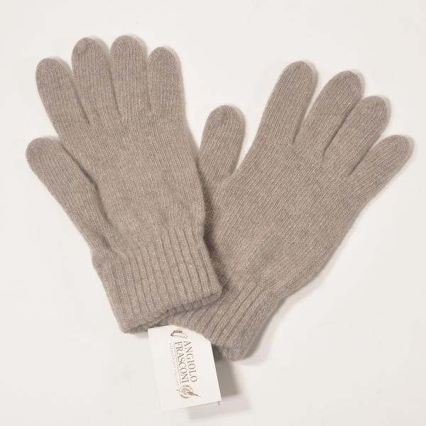 とても肌触りの良いイタリア製のグローブ。ウール＆ポリの軽くてあたたかな着用感と、シンプルなデザインなのでオールラウンドで着用可能。自分用として、また冬のギフトにもおすすめです。カラー： 394.グレージュ素材：　 ウール80%　　ポリエステ...