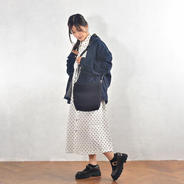 カジュアルなデザインでほどよいサイズ感のショルダーバッグ。モコモコフリース素材なのであらゆるコーディネートにマッチします♪内側にはサッと取り出すのに便利なジップポケットが付いています。とても柔らかい牛革ハンドルなので初めから馴染み良く使用す...