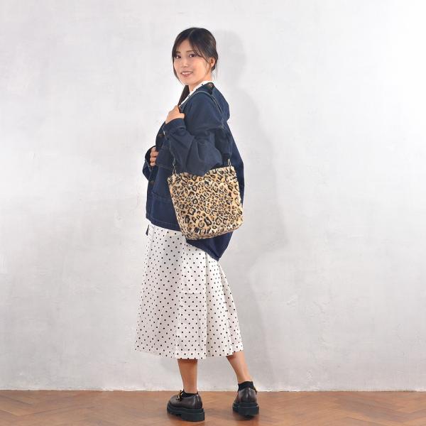 カジュアルなデザインでほどよいサイズ感のショルダーバッグ。ファー素材のレオパード柄がコーディネートのアクセントに♪内側にはサッと取り出すのに便利なジップポケットが付いています。とても柔らかい牛革ハンドルなので初めから馴染み良く使用することが...