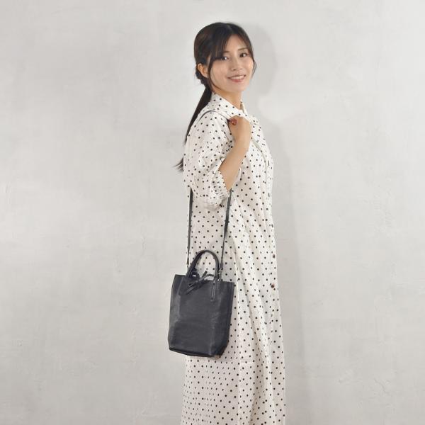 #ショルダーストラップ付きミニショッパー／ポーチ付き　(0190)シボの質感が高級感あるミニサイズの本牛革トートバッグです。付属のストラップでショルダーバッグとしてもご使用いただけます。コンパクトなサイズですが必要最低限が収まる丁度良いサイ...