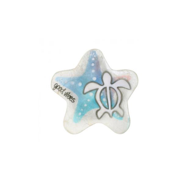 フィリピンの海で取れたカピス貝を加工して作られています。1つ1つ違う、天然の素材ならではの風合いが楽しめます。品質保持のため、表面に樹脂コーティングを施してあります。汚れが付いた場合はぬるま湯でやさしく洗うか、濡らした布巾などでやさしくふき...