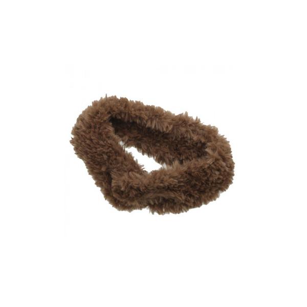 ふわふわのファーの毛糸をひとつひとつ手編みしたヘアバンド。中央でクロスしたデザインが特徴的です。ニットなので伸縮性があり、軽い着け心地で頭の形にフィット。