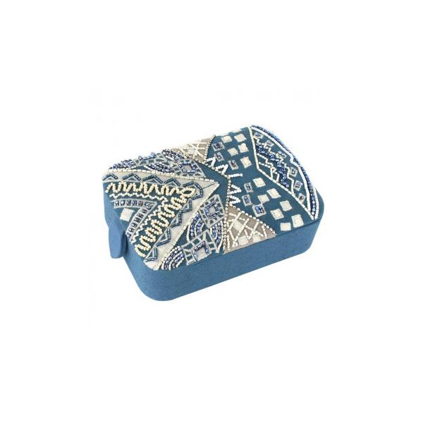 エスニック調でパステルカラーのビーズ刺繍小物入れ。雑多になりがちなネックレスや腕時計などのアクセサリーを入れたり、ギフトボックスとしてもおすすめ。