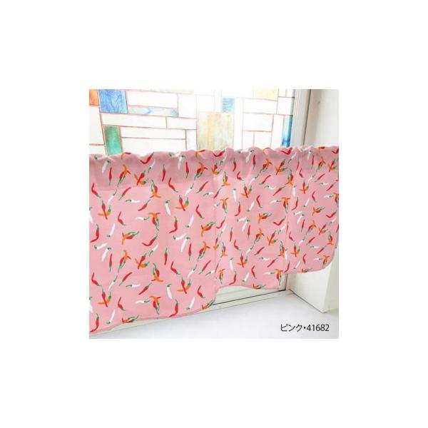 3種類の唐辛子がデザインされた印象的なカフェカーテンです。