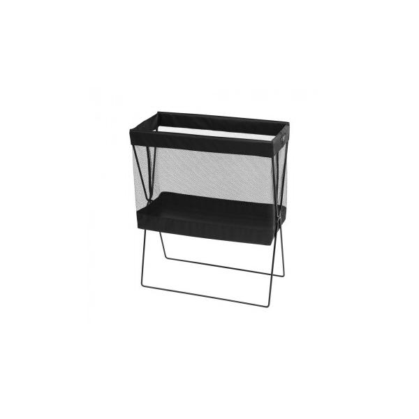 本体には中に入れたものが一目で分かり置き忘れ防止にもなるメッシュ素材と丈夫なナイロン生地を組み合わせた、シンプルな見た目と機能性も掛け合わせた手荷物入れ。テーブル脇にも収まりがよく、見た目もスタイリッシュな背が高めのスリムタイプです。