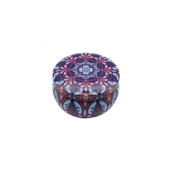 缶入りの可愛いフレグランスキャンドルが登場。パッケージもオシャレで気分が上がるアイテム。おうちでのリラックスタイムやギフトにもピッタリ。