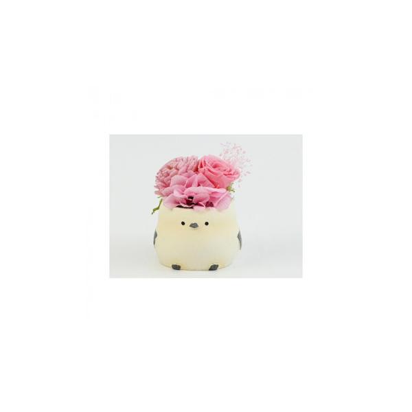 ふわふわの陶器のシマエナガと、やさしい花々のアレンジ。見ているだけで心が和む、手のひらサイズの癒しのギフトです。季節を問わず、いつもの場所に可愛らしさを。