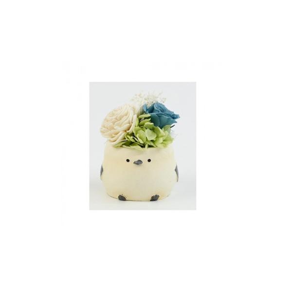 ふわふわの陶器のシマエナガと、やさしい花々のアレンジ。見ているだけで心が和む、手のひらサイズの癒しのギフトです。季節を問わず、いつもの場所に可愛らしさを。